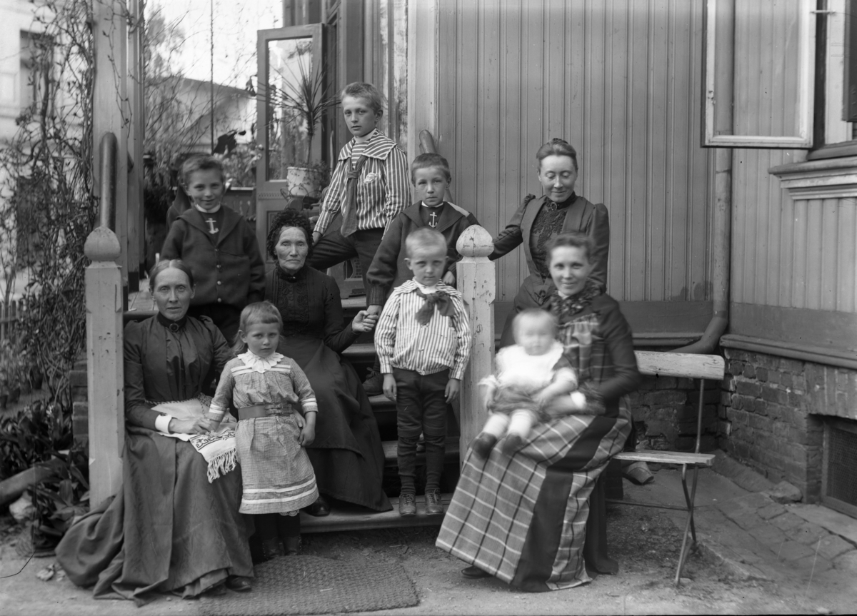 fire kvinner og seks barn på trapp -Telemark Museum / DigitaltMuseum