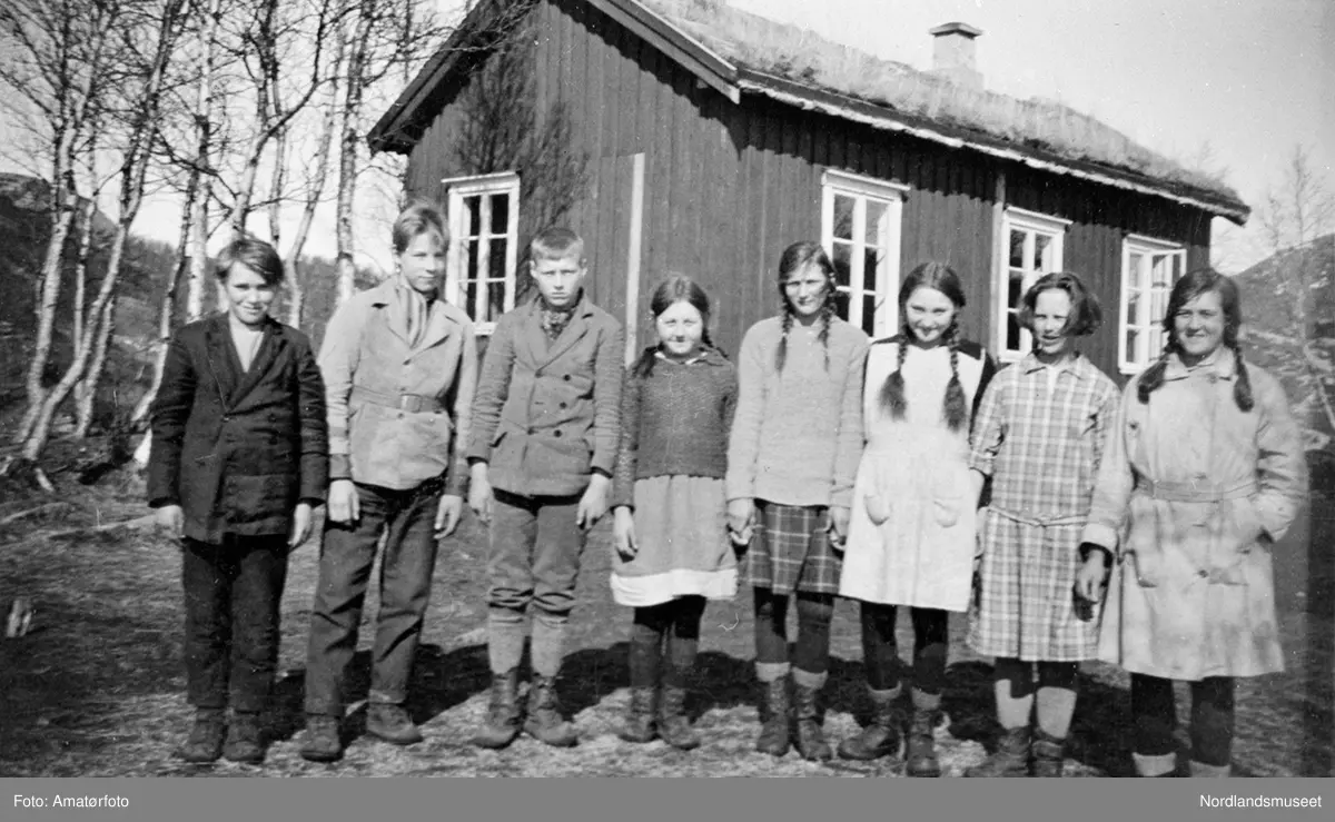 Frostmoen, elever foran skolebygningen. Skolen på Skolhusodden ...