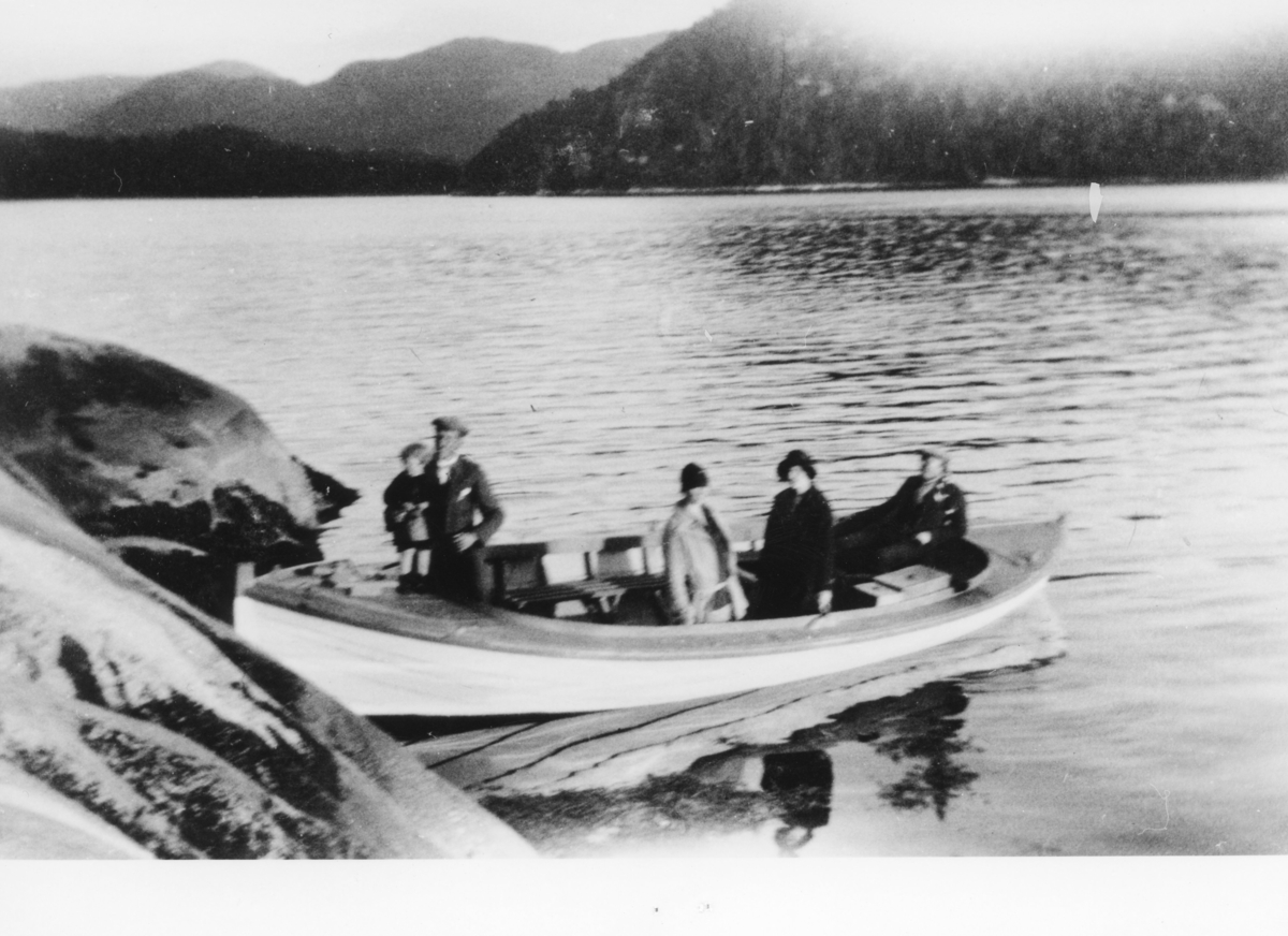 Den første motorbåten i Røstkvernet med passasjerer legger til land ...