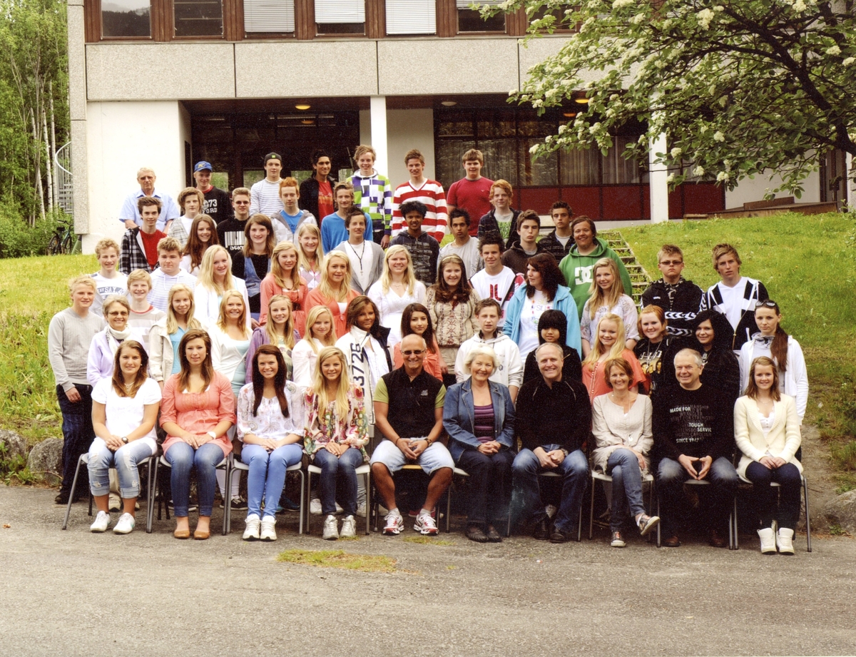 Avgangsklassane ved Gol ungdomsskule 2009. 1. rekkje frå v.: Mari ...