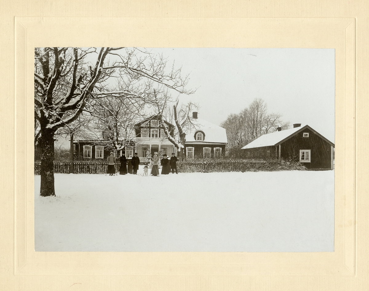 Åseda prästgård en snöig vinterdag omkr. 1910. Fr. v.: fröken Gerda ...