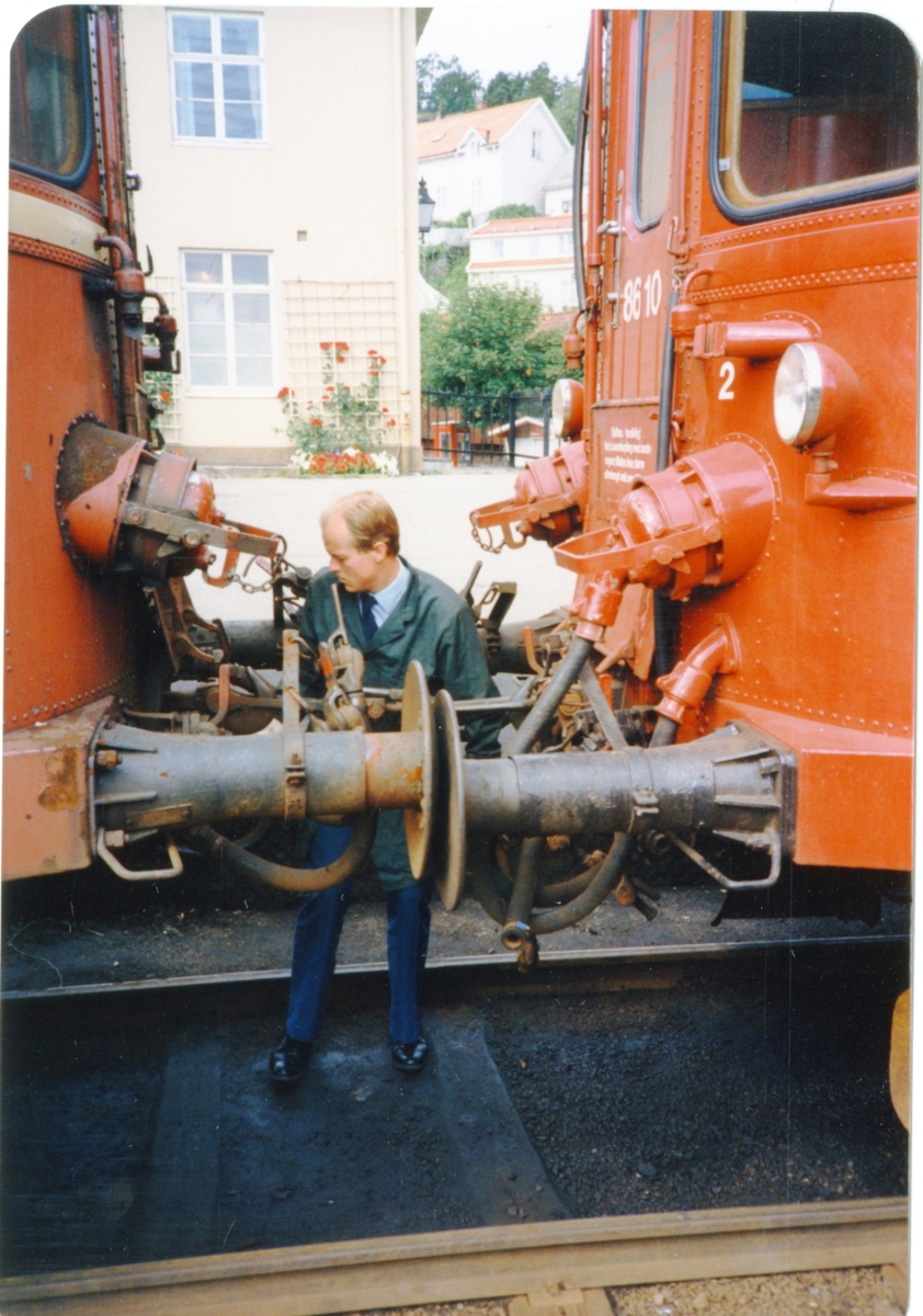 Overkonduktør John Robert Sørensen kobler sammen to vogner på Kragerø ...