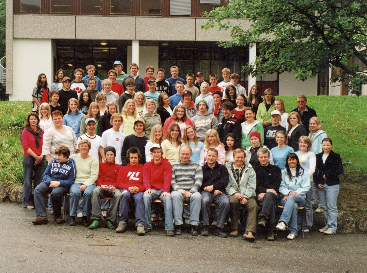 Avgangsklassane ved Gol ungdomsskule 2005. 1. rekkje frå v.: Hege ...