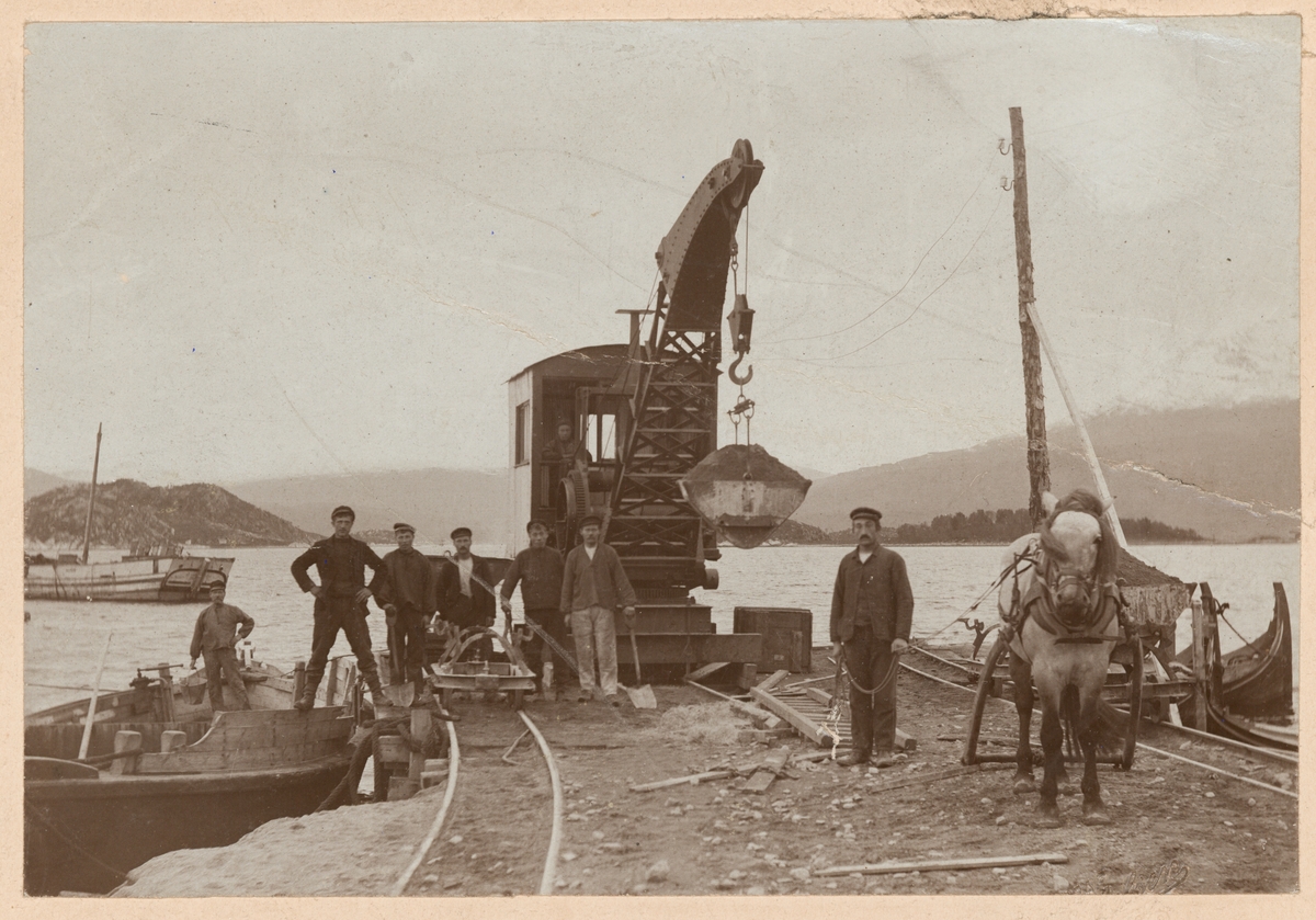 Arbeidere med hest og en kran på kaia til Salangsverket. -Sør-Troms ...