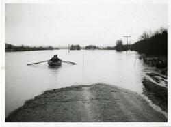 Ved Skage, Råbakken, Namsen, storflommen 26.03. 1953, pram