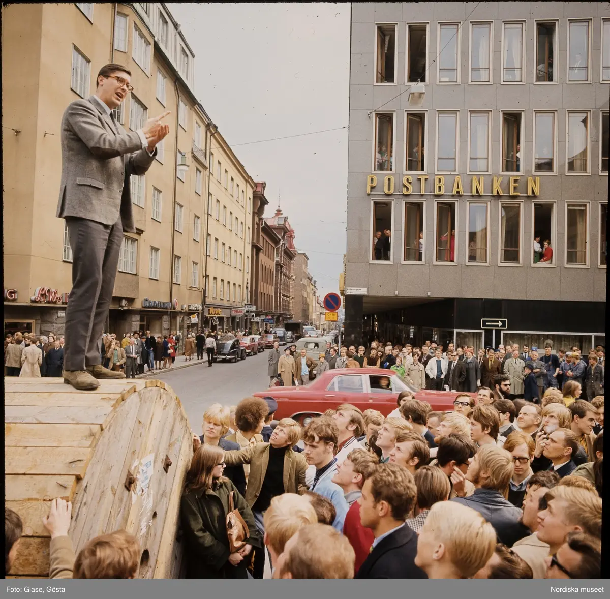 Studentockupation av Kårhuset. Man håller tal på gatan. -Nordiska ...
