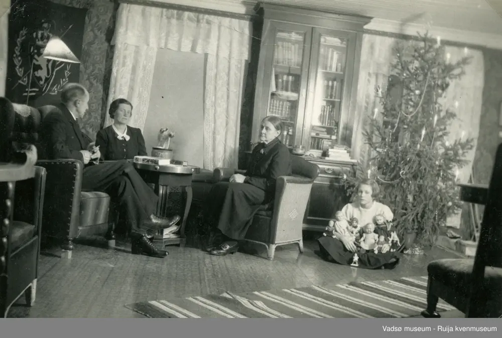 Nyttårsselskap hos familien Simonsen i Vadsø, 1937. Juletreet er pyntet ...