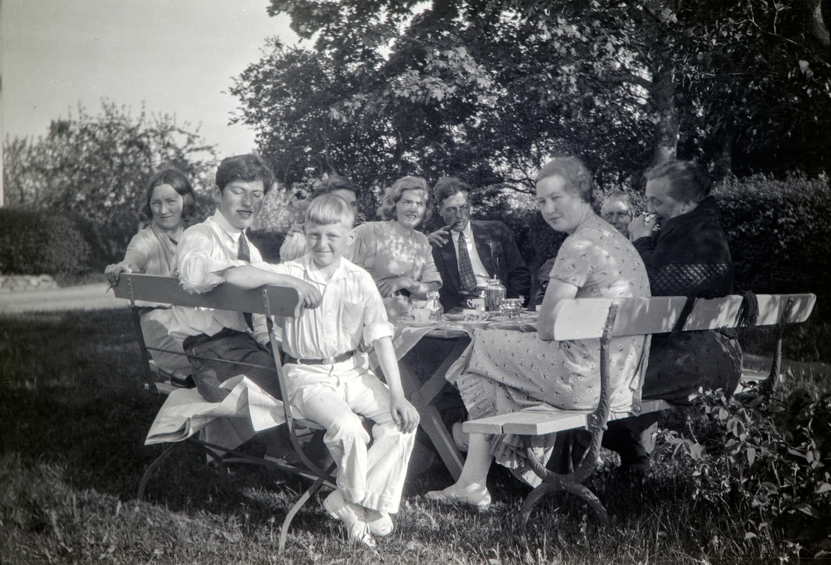 Bilde tatt i hagen på Ottestad nordre, ca 1935. Ettermiddagskaffe i ...