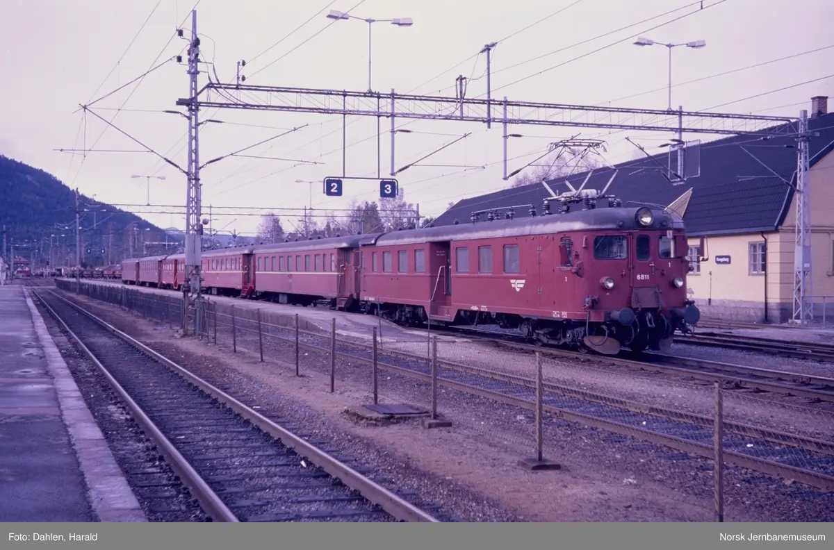 Elektrisk motorvognsett type 68A med motorvogn BM 68 11 fremst på ...