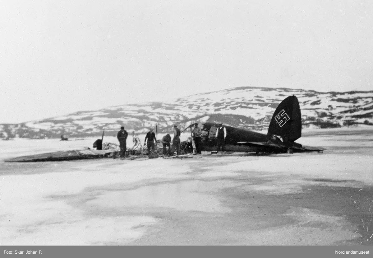 Restene av tysk bombefly, en Heinkel 111, på Gjømmervatnet. Fem ...