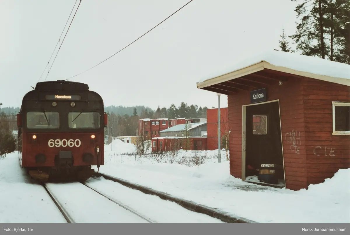 Elektrisk motorvognsett type 69 med motorvogn BM 69060 fremst, med ...