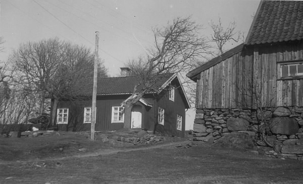 Lantgård invid Lindome kyrkby. Bostadshuset har en s k skunke kring ...