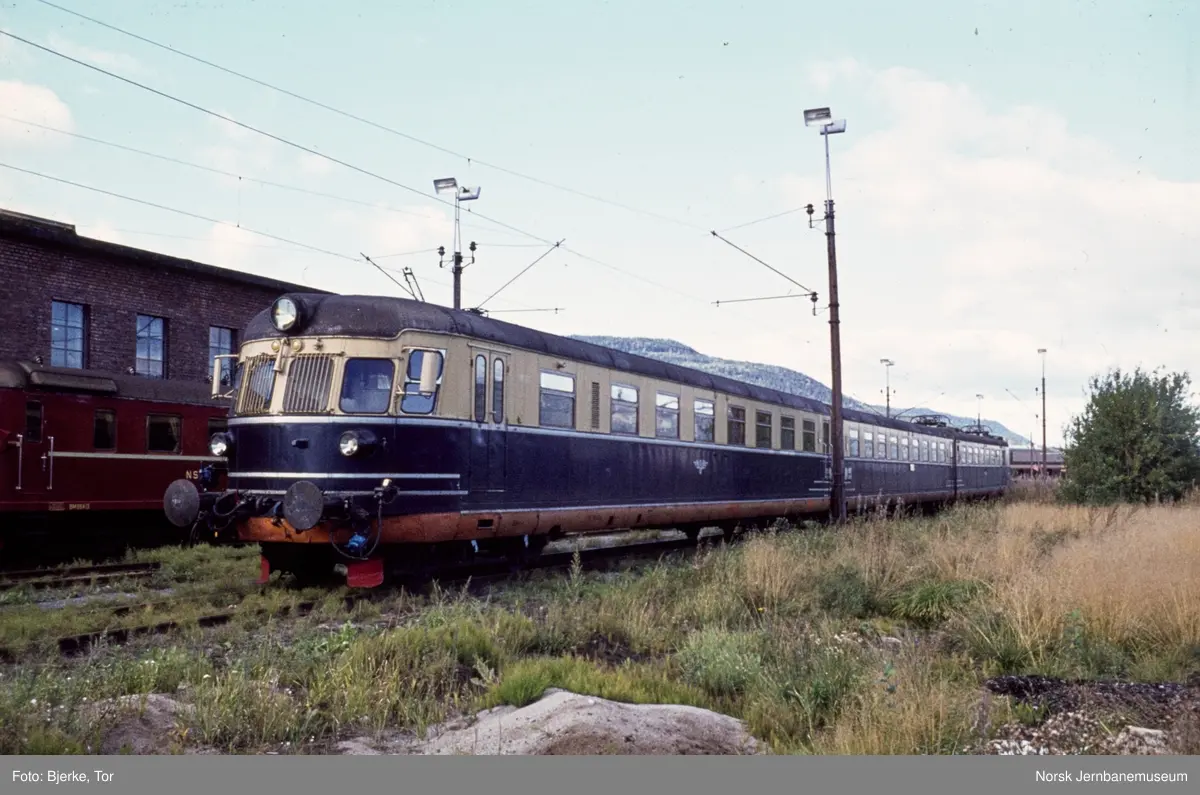 Elektrisk motorvognsett type 66 på Sundland ved Drammen stasjon -Norsk ...