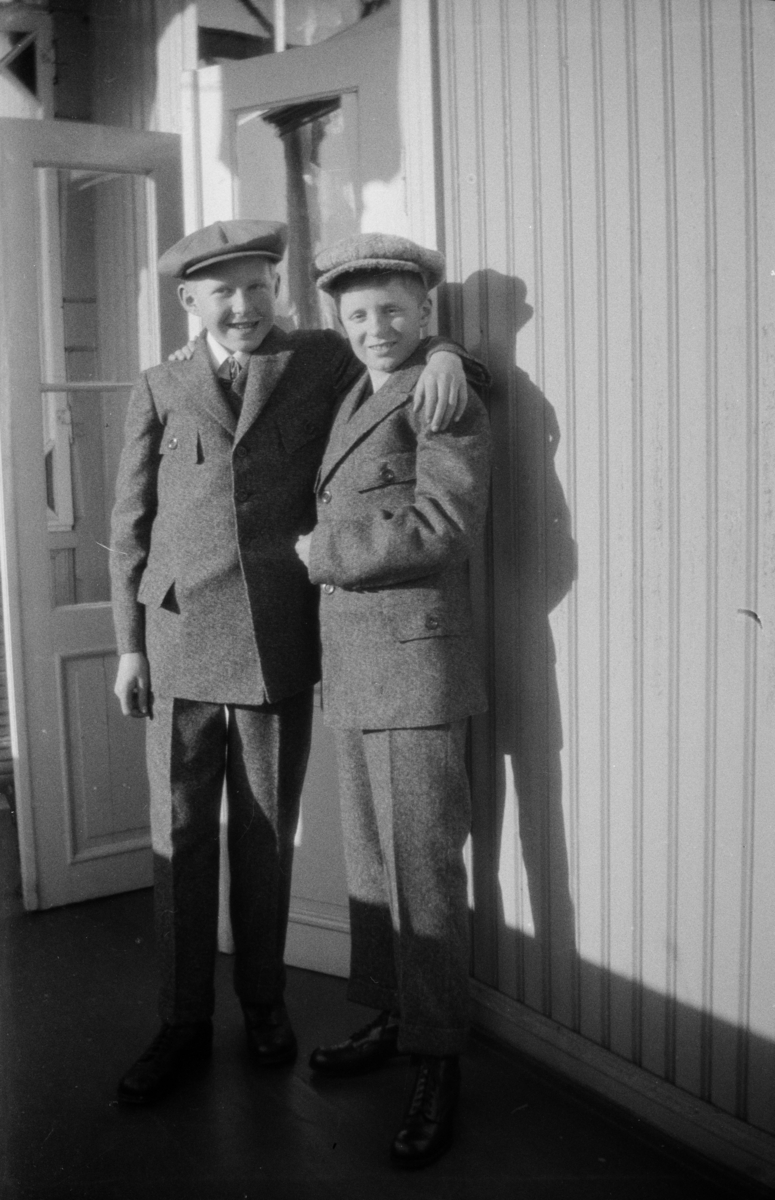 To gutter i dress på verandaen i Storgata 42, Lillehammer. Helge ...