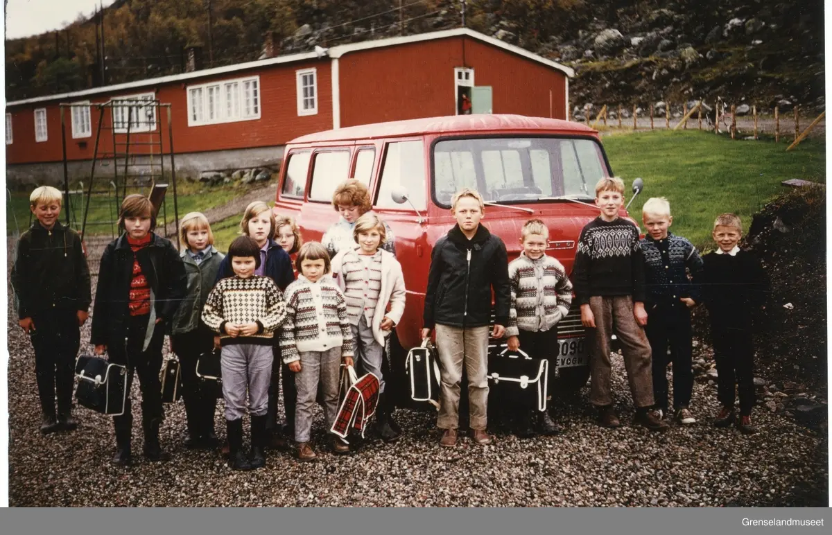 Tårnet skole, Jarfjord. Elever ved Tårnet skole, og en lærer. Lekeplass ...