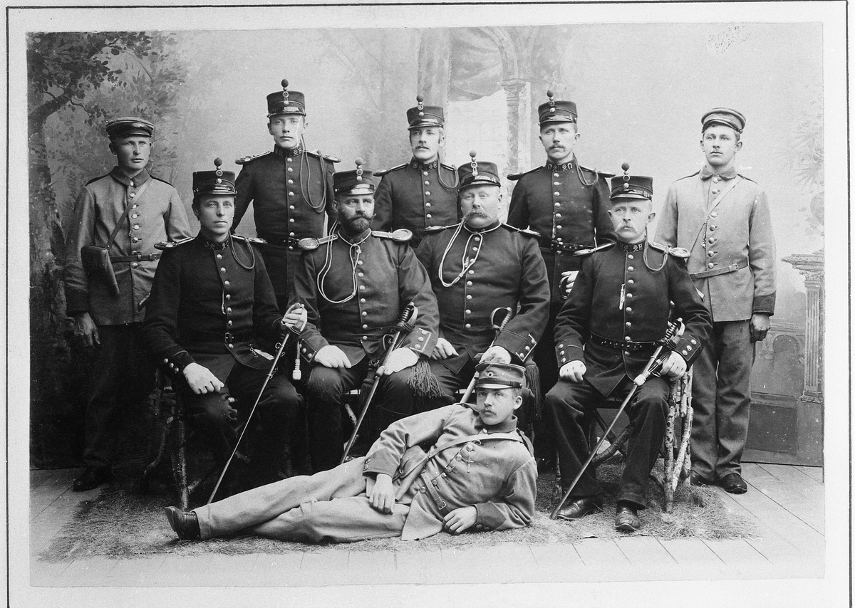 Gruppebilde av håndverkere ved Trenkorpset i Starum Leir, Østre Toten ...