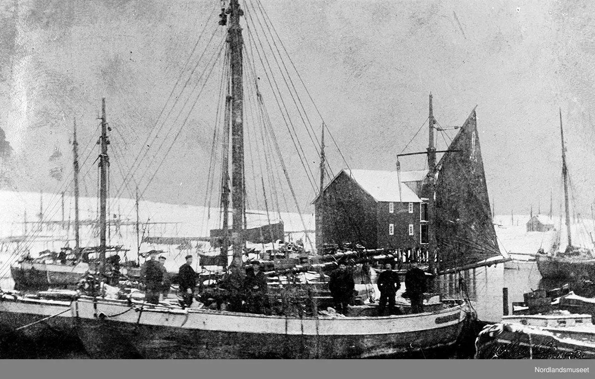 Postkort med bilde av en stor båt med 7 menn ombord, og flere båter ...