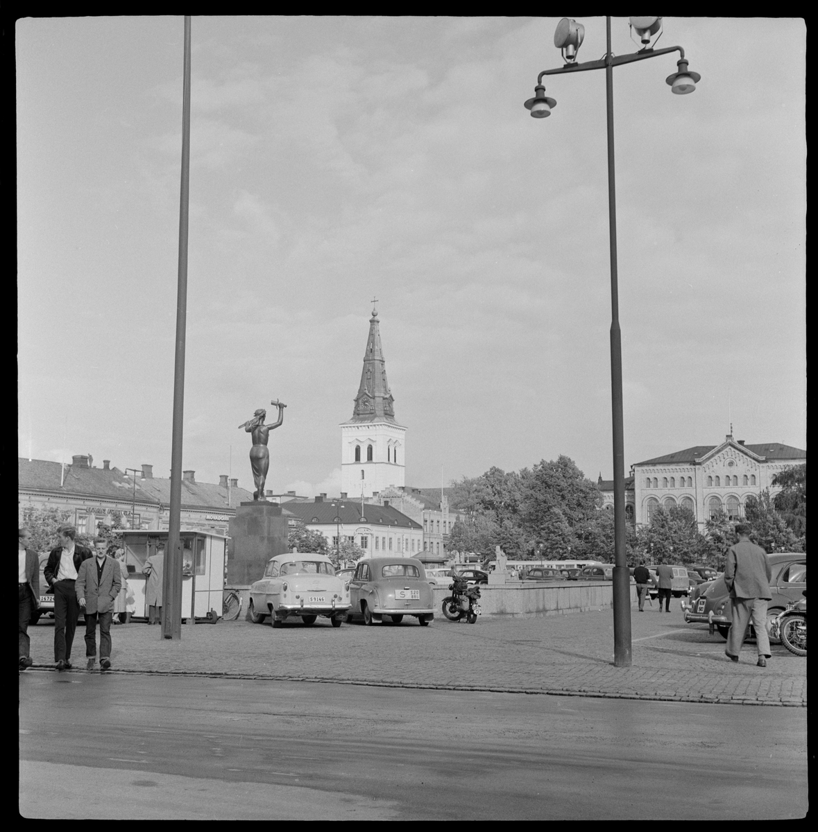 Karlstad i Sverige. Stora torget med Fredsmonumentet, domkirken og ...