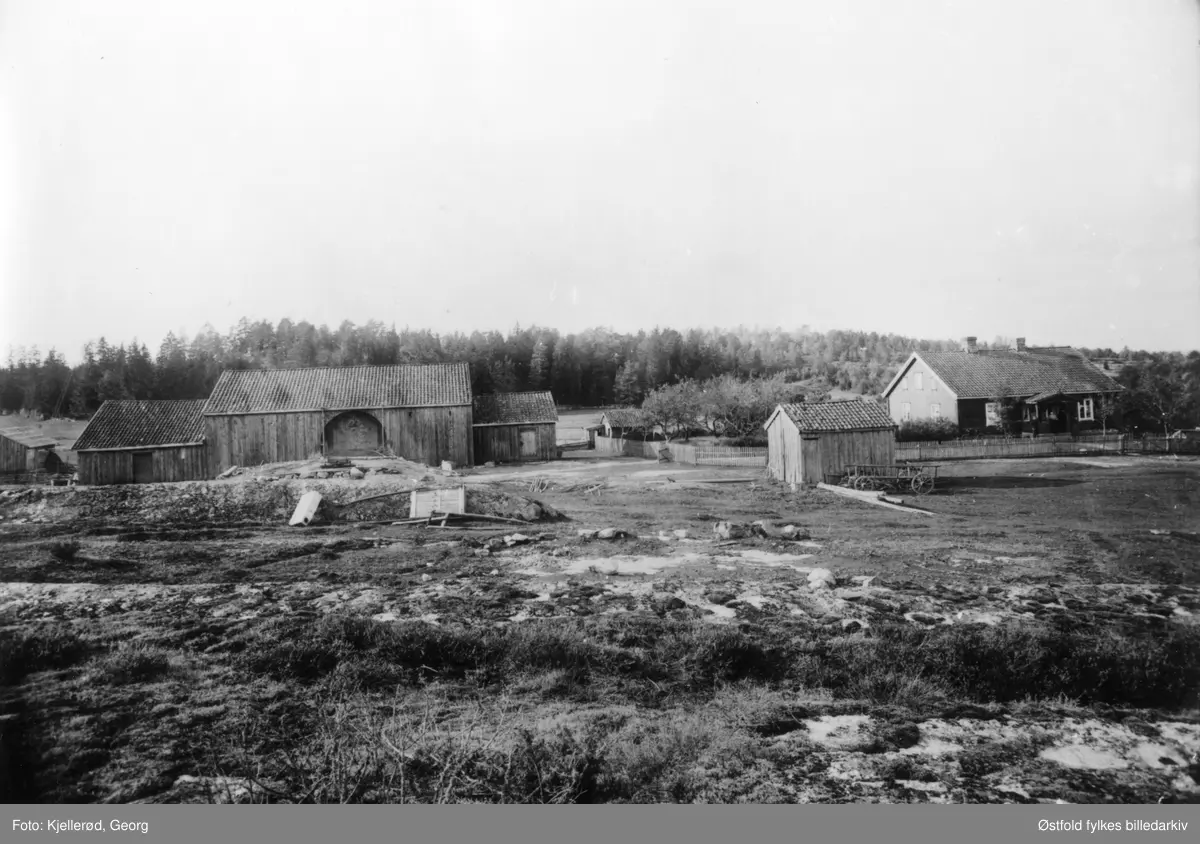 Gården Halvorsrød i Råde ca. 1900. Fra venstre ser vi grisehus, fjøs ...