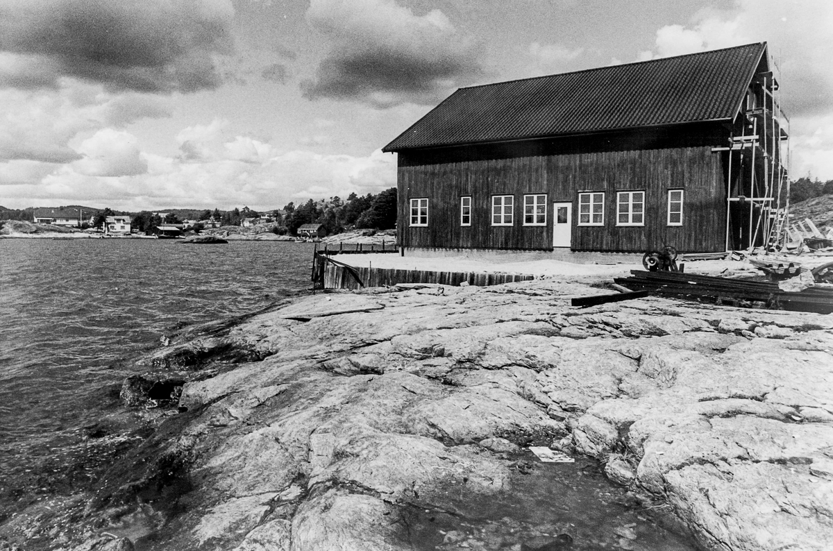 Kragerø Trebåtbyggeri, Borteid. Eier Tore Ramberg står i koggen. 1980 ...