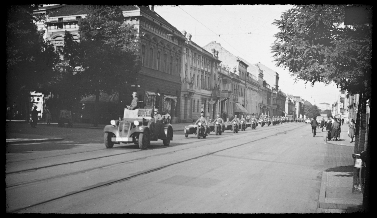 Wehrmacht, en militær kolonne med bil og mange motorsykler, kjører ...