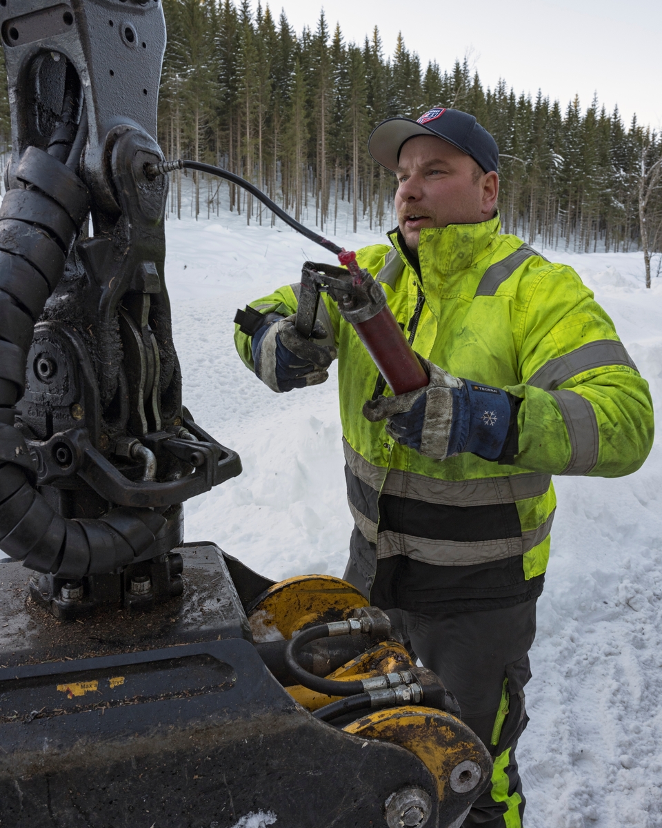 Skogsdrift. Vedlikehold av lassbærer. Bildet er tatt litt vest for ...
