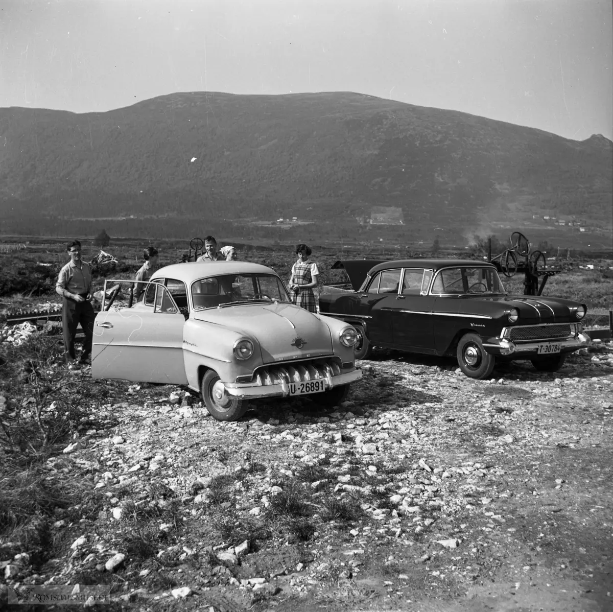 Frå Skjelvika, Eide. I bakgrunnen Krakalia, Stortua (heilt t.h.) og ...