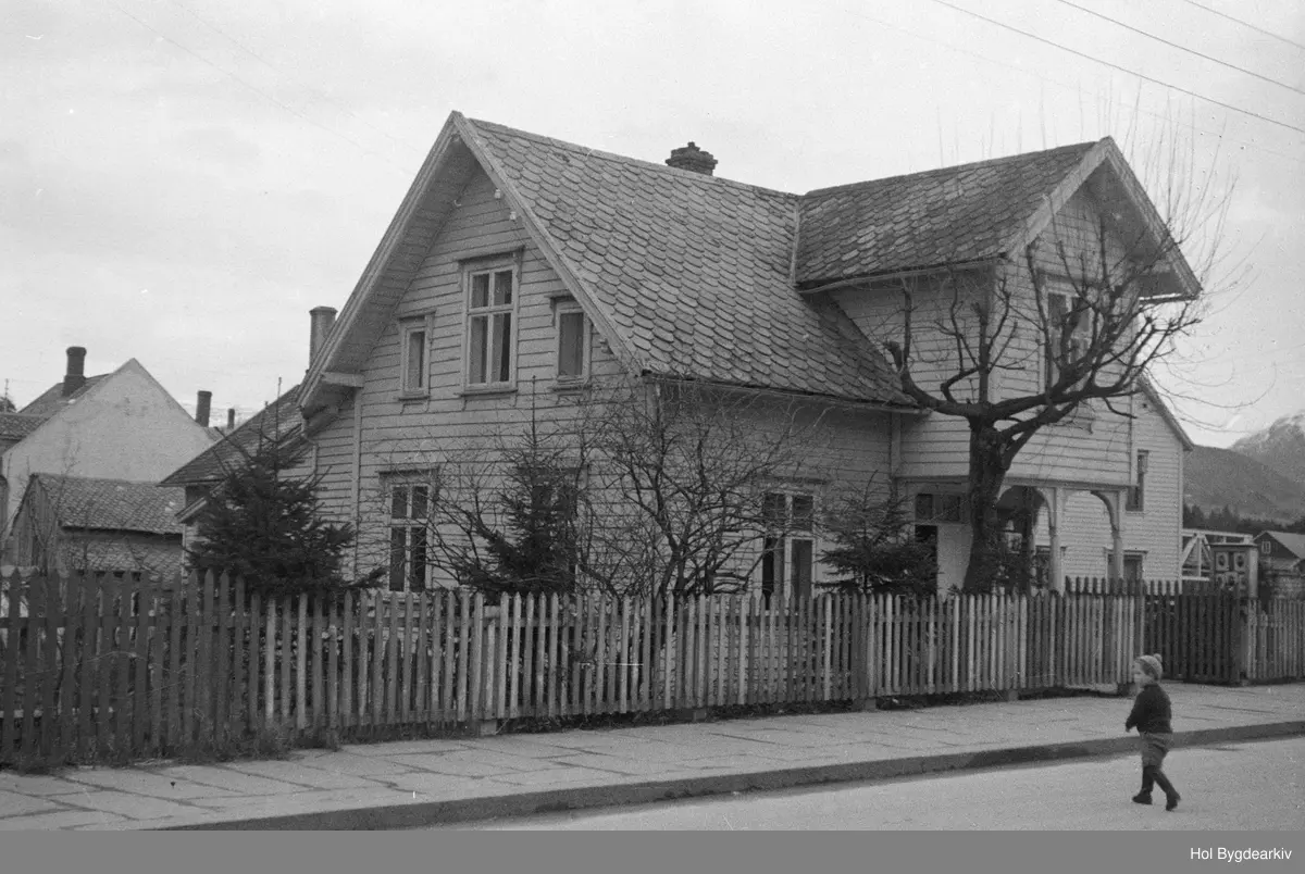 Bustadhus, toetasjes, gavlar, veranda, gjerde, arkitektur, -Hol ...