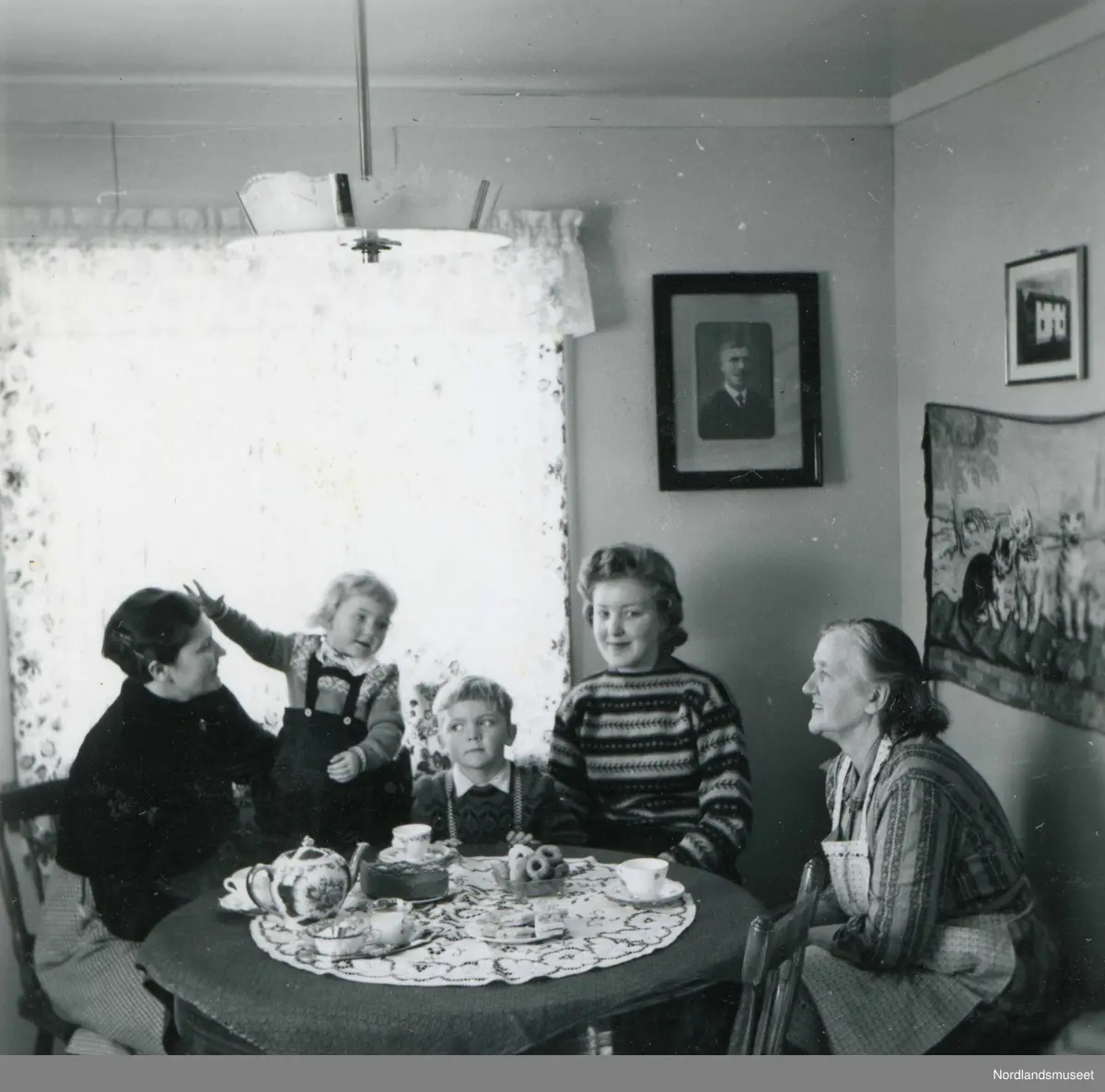 Samling rundt kaffebordet. Fra Gunvor Marie med datter Ann Venke og ...