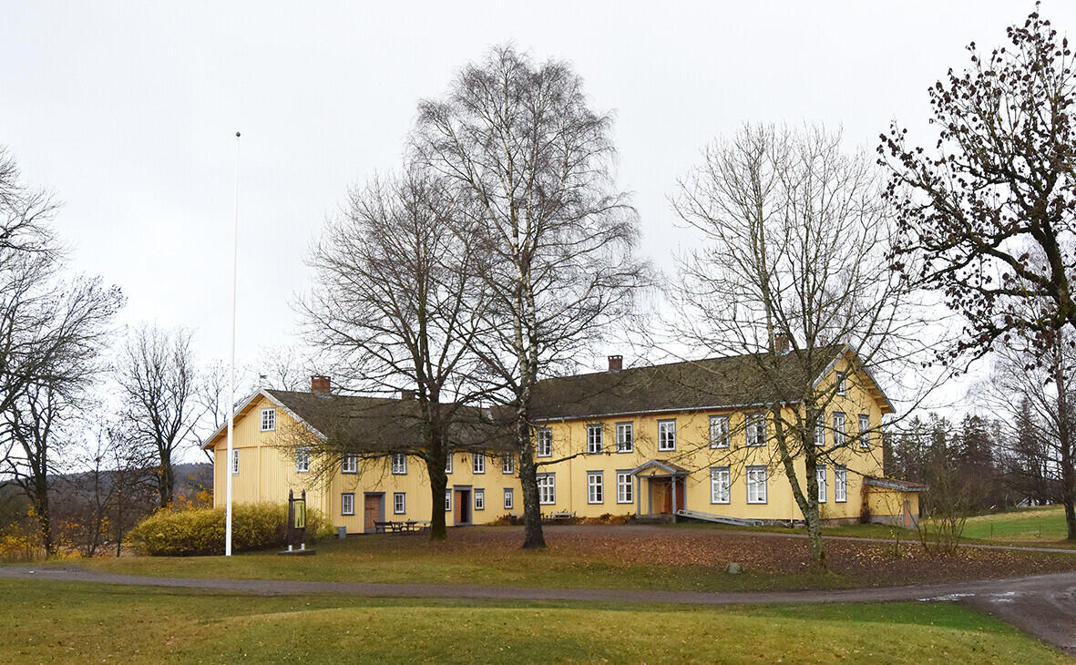 Våle prestegård, bebyggelse, framhus, sidebygg, hage, stakittgjerde ...
