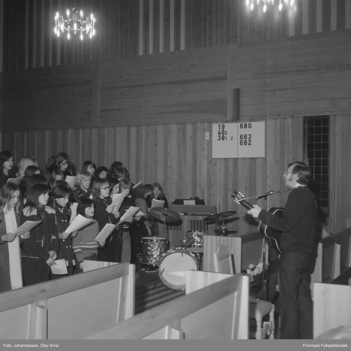 Ten Sing koret (Teenage Singing) i Båtsfjord kirke, med blant annet Eli ...