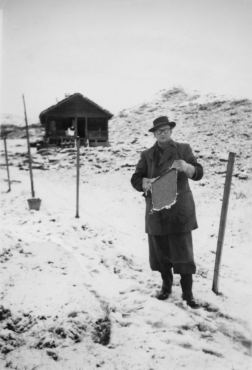 Oppland, Gausdal. Vinterbilde, Portrett av Eric Bergløf, gift med Randi ...