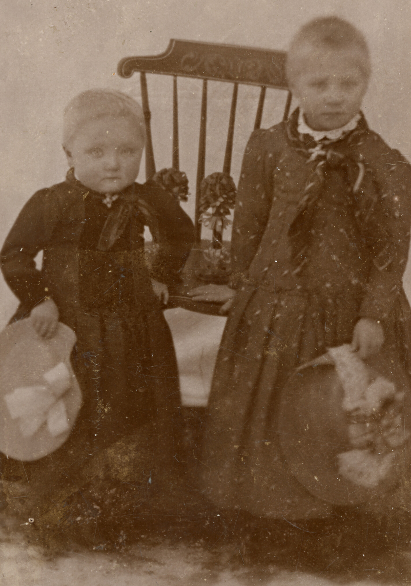 Visittkortbilde av Kari (f. 1893) og Mari (f. 1891) Vreim -Bø Museum ...