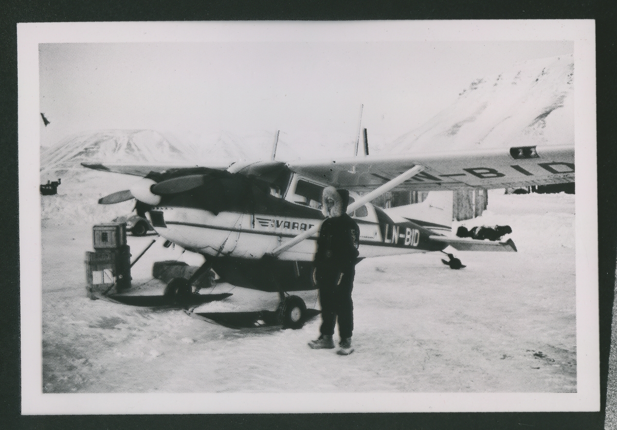 Fly. Rastrert reprotrykk. Bildet viser Varangfly (Kirkenes) sin Cessna ...