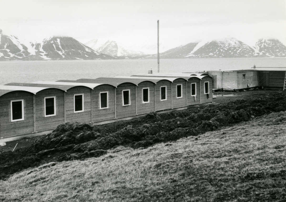 Boretårn og brakker på Blåhuken ved Van Mijenfjorden. Det amerikanske ...