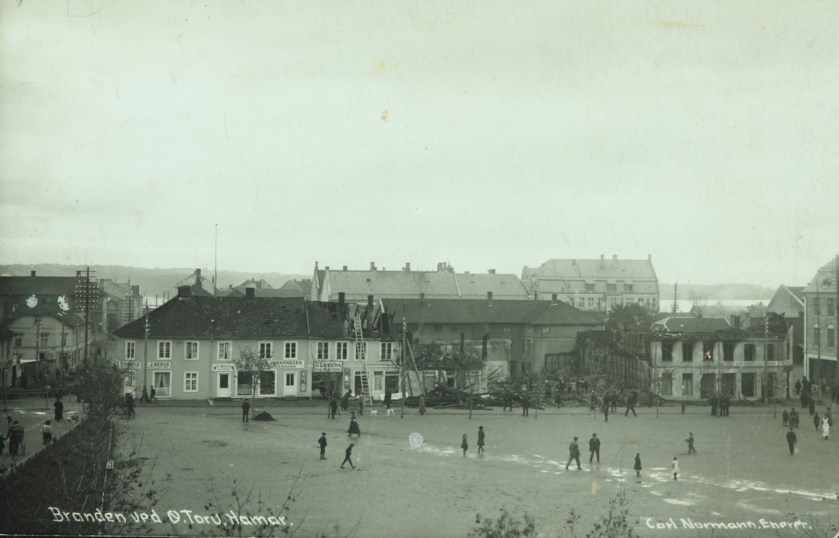 Postkort, Hamar, Østre Torg, bybrann 1917, fotograf Oscar Løbergs ...