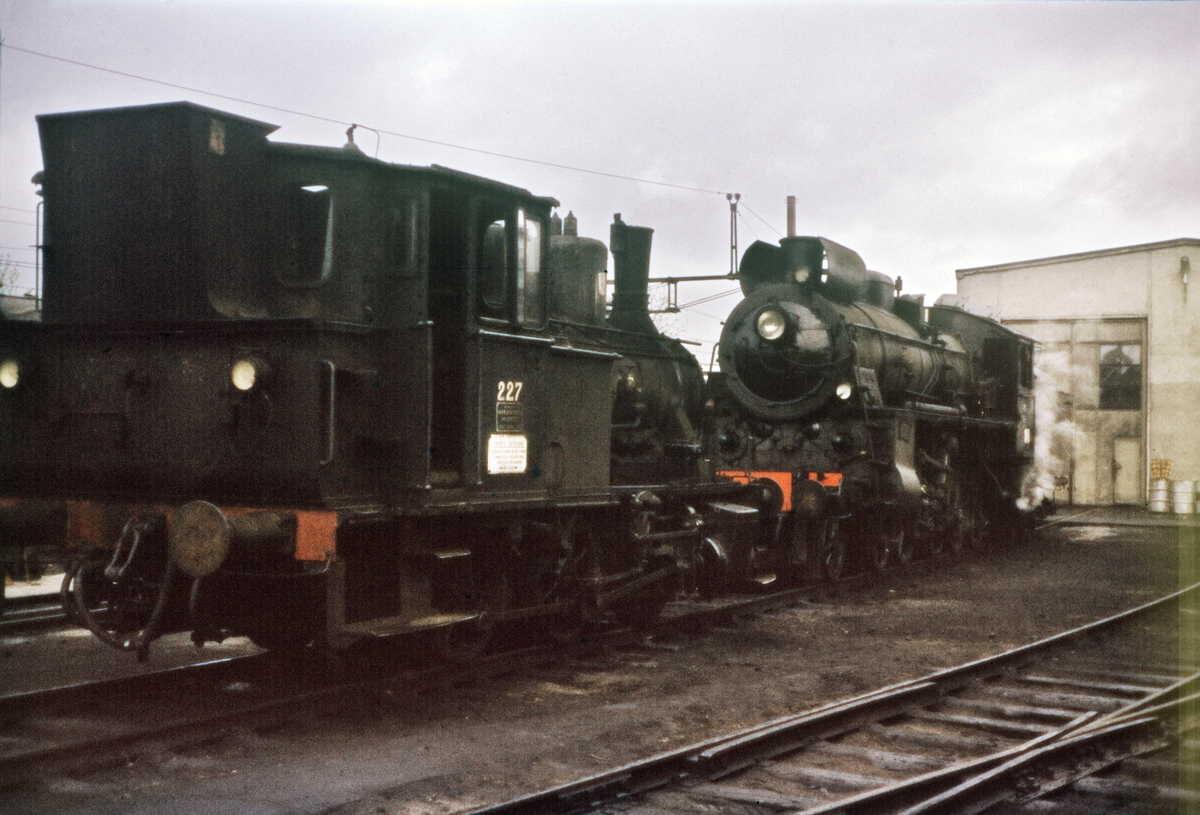 Damplokomotiv type 25a nr. 227 og type 26c nr. 436 foran ...