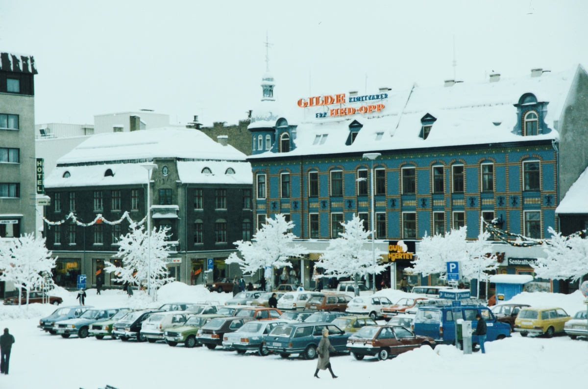Hamar, Østre torg, vinter, bygårder, forretninger, parkeringsplass ...