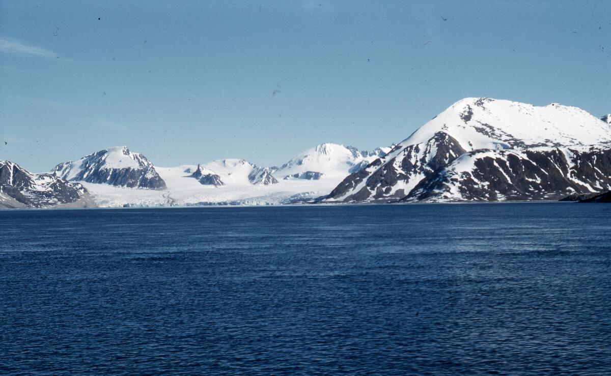 Isbre og fjell Med Lyngen til Svalbard, 1957 -Svalbard museum ...