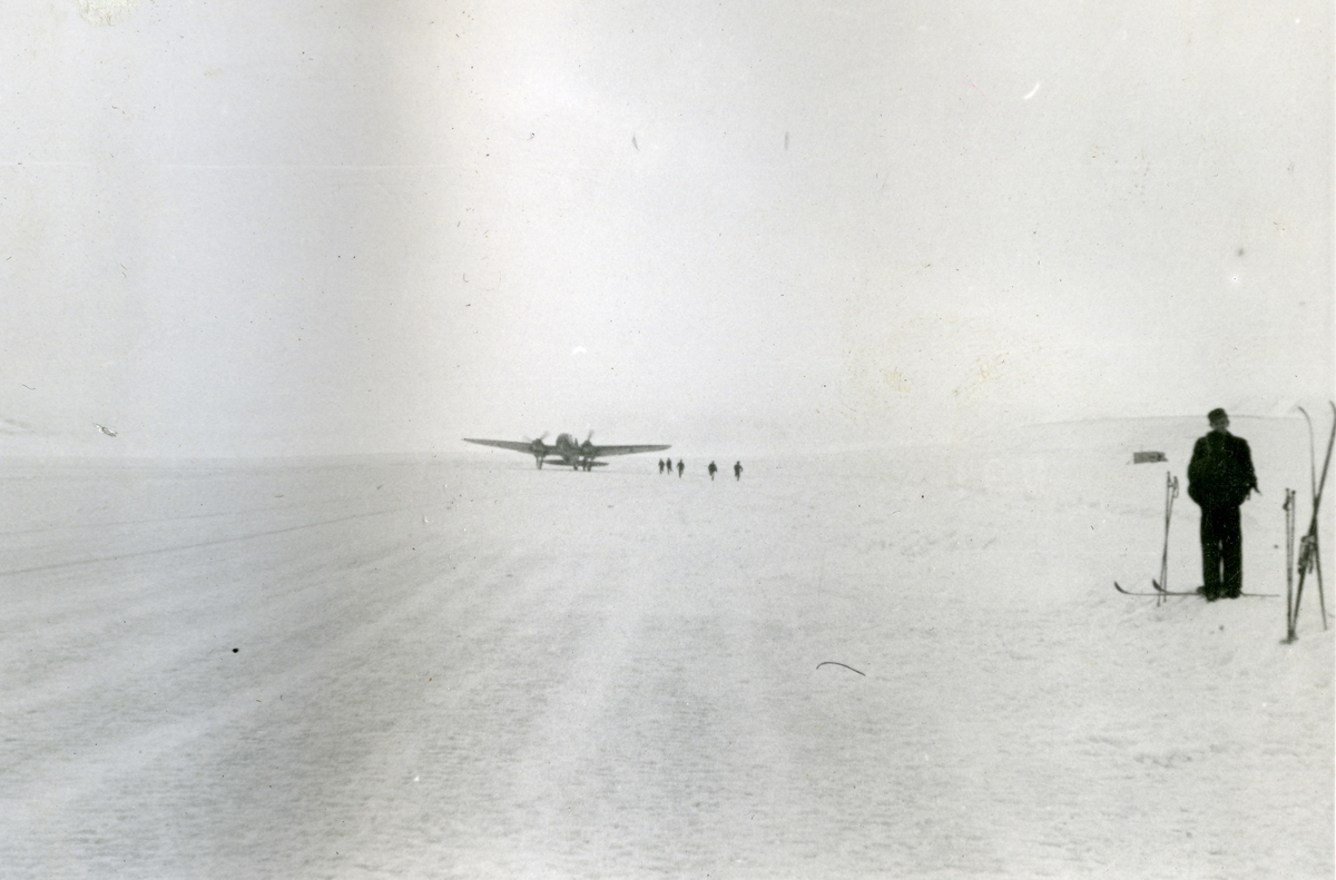 Et tysk Heinkel 111-fly lander i Adventdalen 21.april 1941. Det er det ...