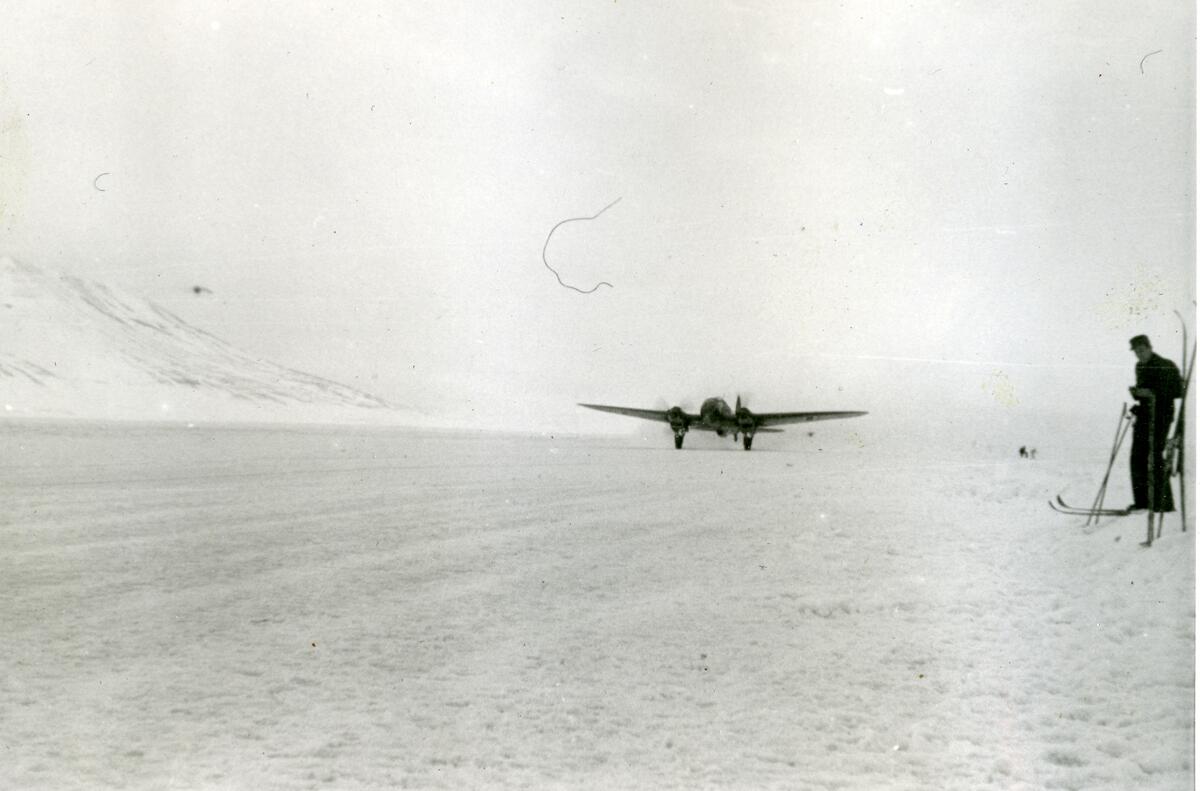 Et tysk Heinkel 111-fly lander i Adventdalen 21.april 1941. Det er det ...
