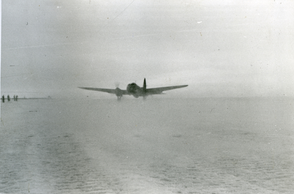 Et tysk Heinkel 111-fly lander i Adventdalen 21.april 1941. Det er det ...