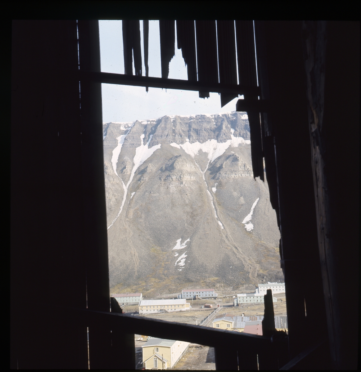 Bilde av Nybyen tatt fra gruve 1B over Sverdrupbyen. -Svalbard museum ...