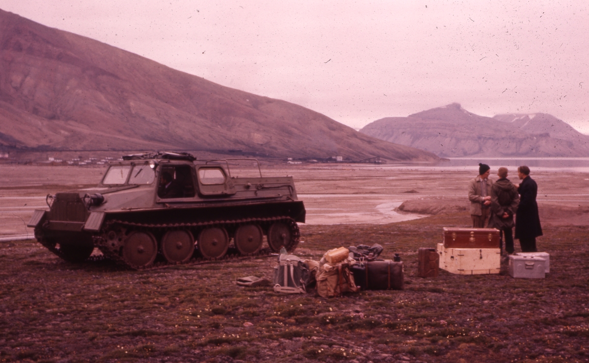 Sovjetisk GAZ 47 beltedrevet transportkjøretøy i Pyramiden. -Svalbard ...
