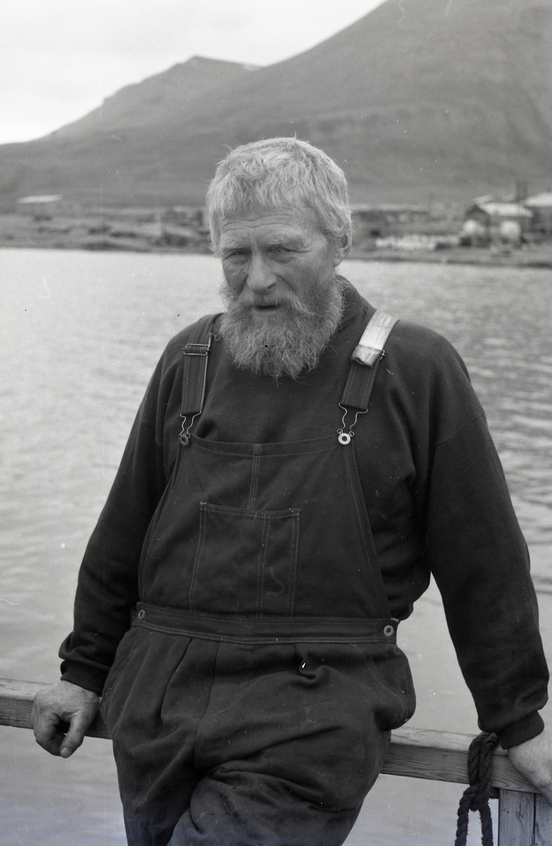 Hilmar Nøis på kai i Longyearbyen. -Svalbard museum / DigitaltMuseum