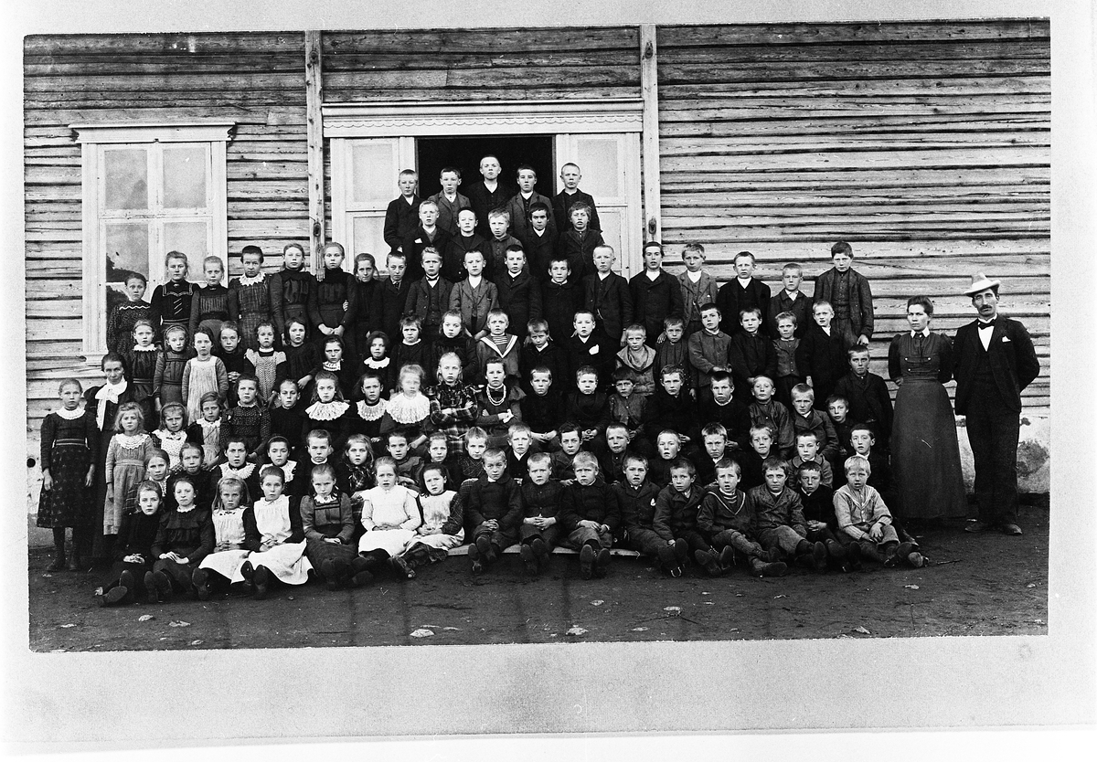 Skolebilde. Elevene ved Fredsvoll skole i Totenvika ca. år 1900 ...