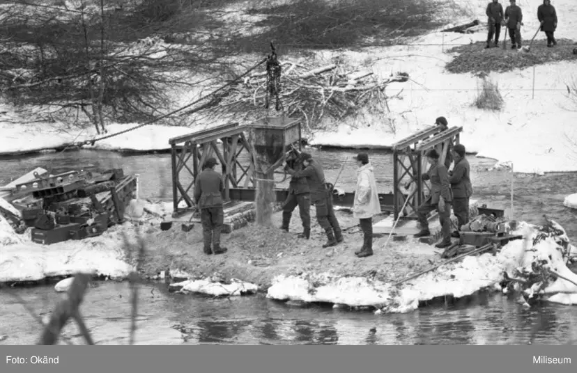 Uppfyllning med grus vid fundament för bropelare. -Miliseum ...