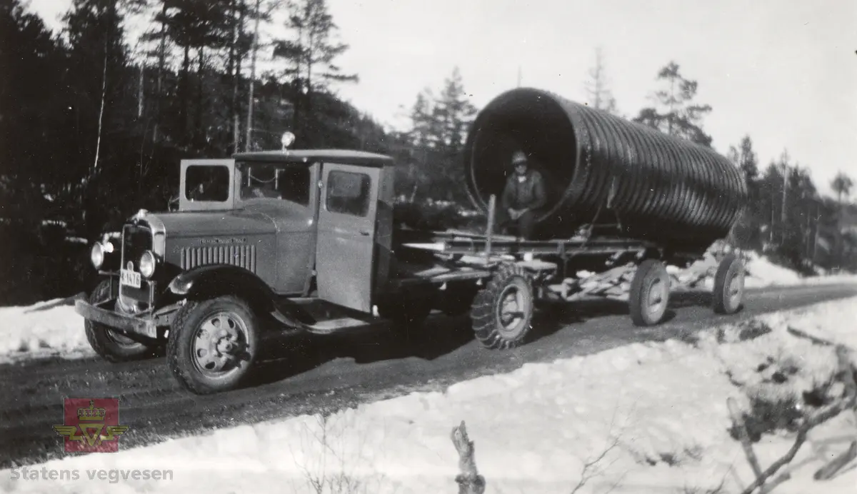 GMC lastbil transporterer rør i Vennesla Vest-Agder 1932 -Norsk ...