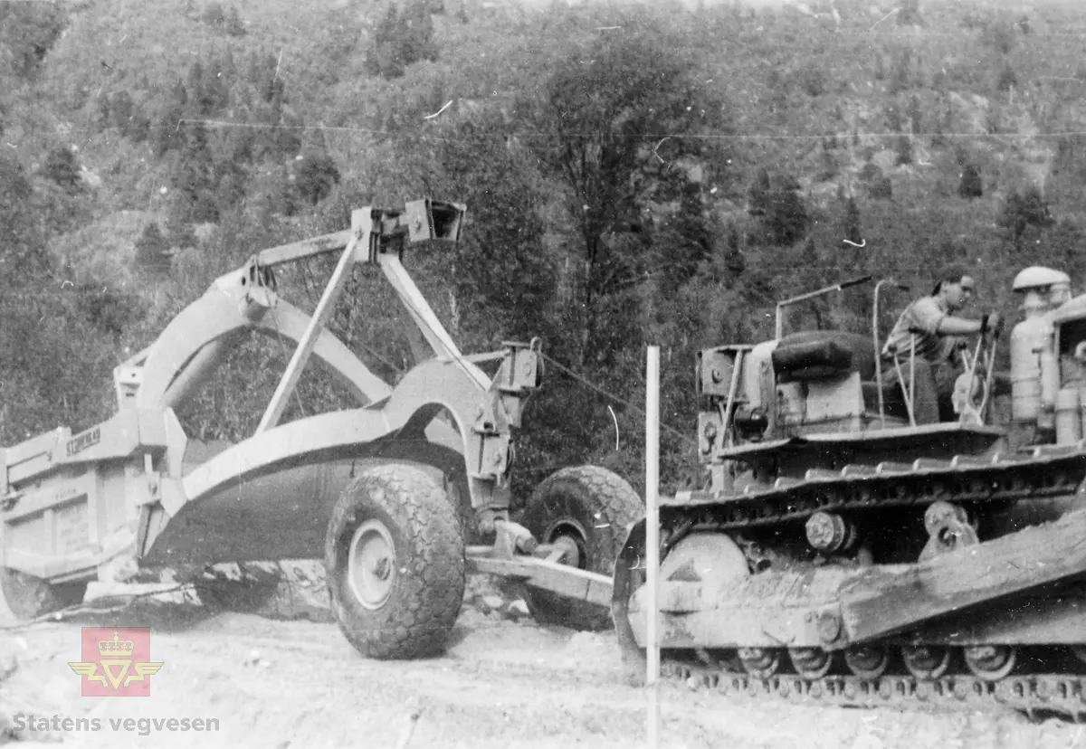 Scraper som blir trukket med bulldozer ved Storlidalen i Oppdal Sør ...