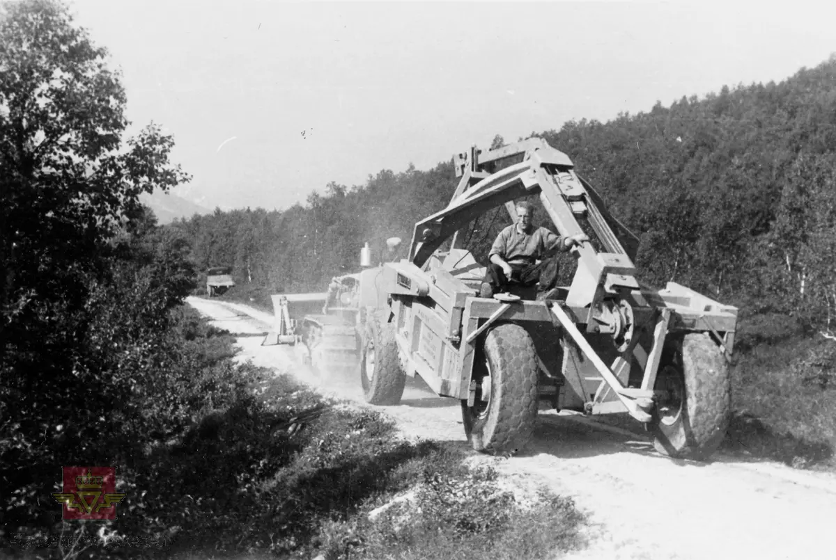 Scraper som blir trukket med bulldozer ved Storlidalen i Oppdal Sør ...